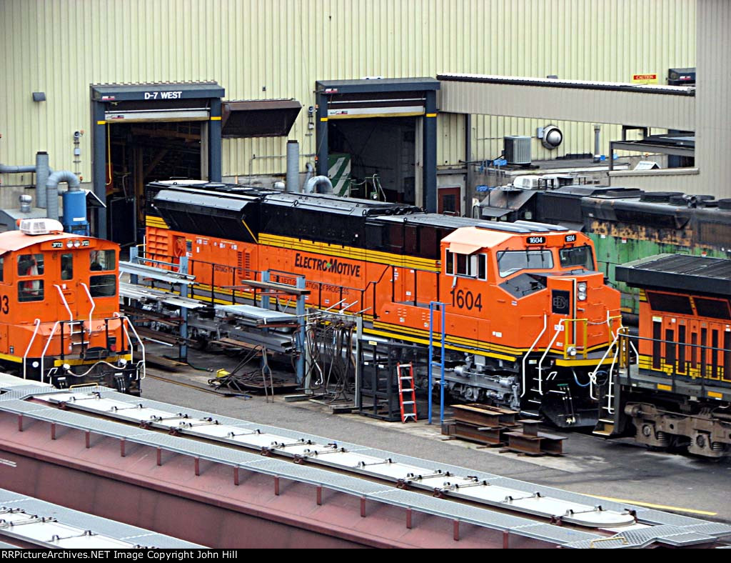 EMDX 1604 at BNSF Northtown 44th Ave